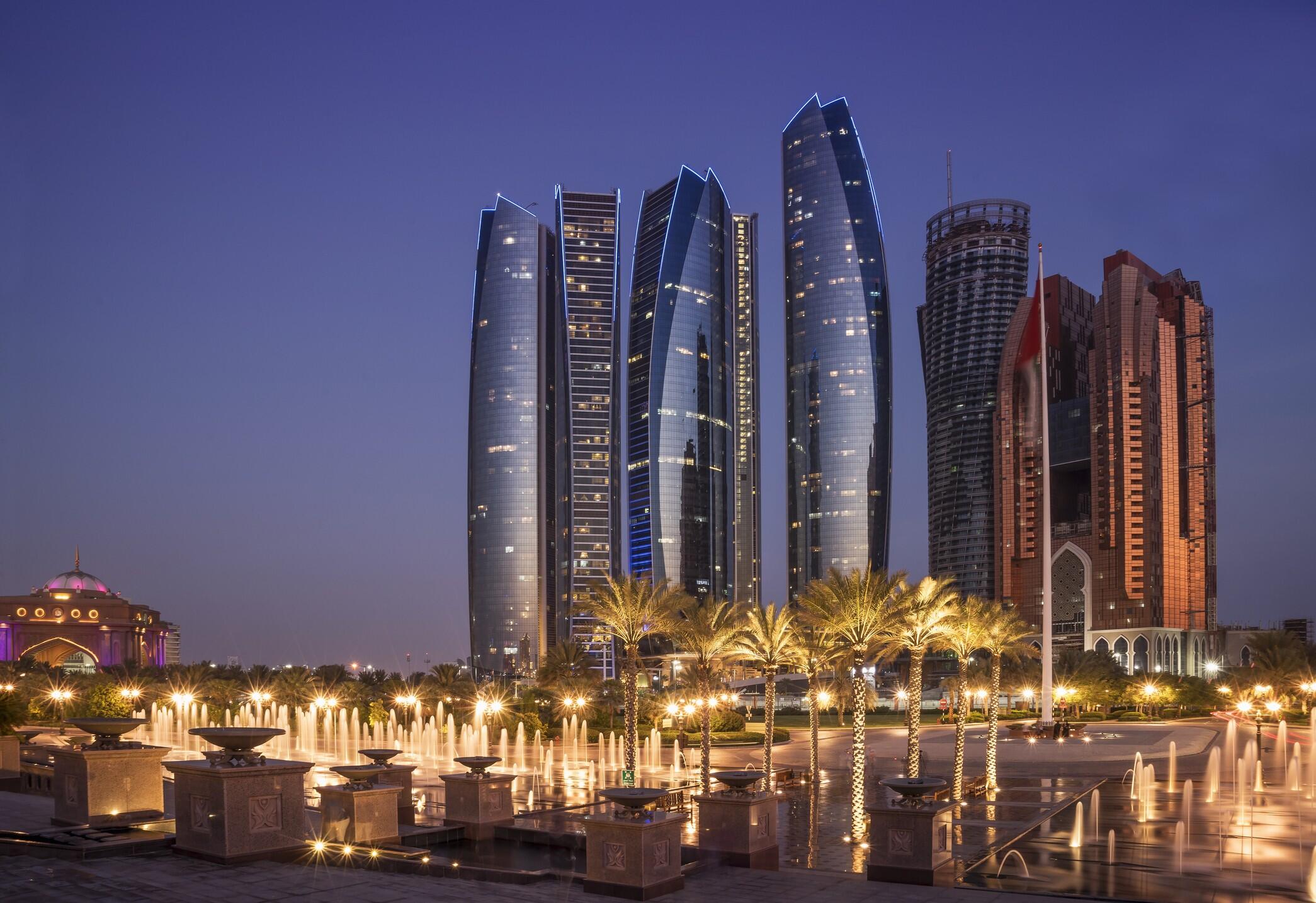 First Abu Dhabi Bank y T. Rowe Price firman una alianza de inversión en ...